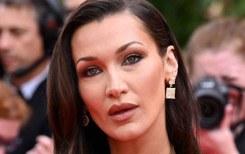 Supermodelis Bella Hadid Kanų kino festivalyje pasirodė nei nuoga, nei apsirengusi: „Nebeliko ...